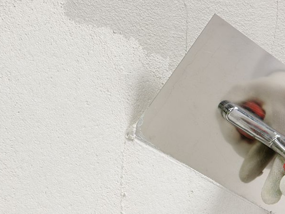 Herstellung glatter Oberflächen mit Kalkputz im Innenbereich | Weber