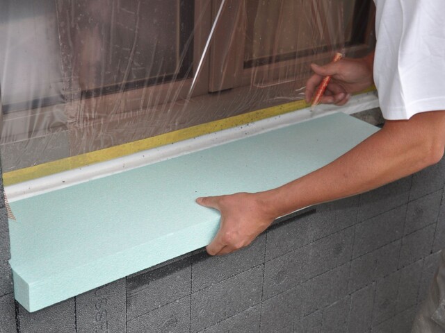 Installation of window sills with weber.therm SOL-PAD | Saint-Gobain Weber