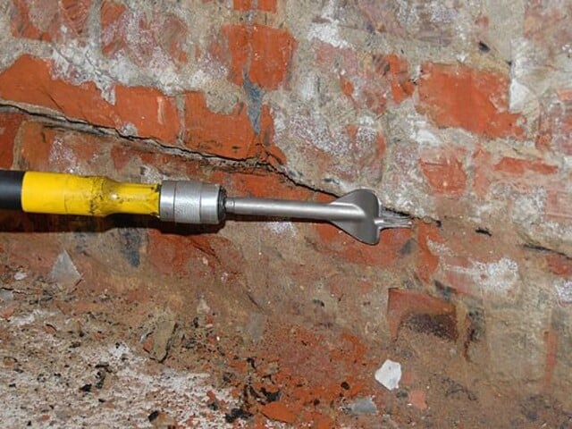 Preparation of groove parts of internal masonry basements | Saint ...