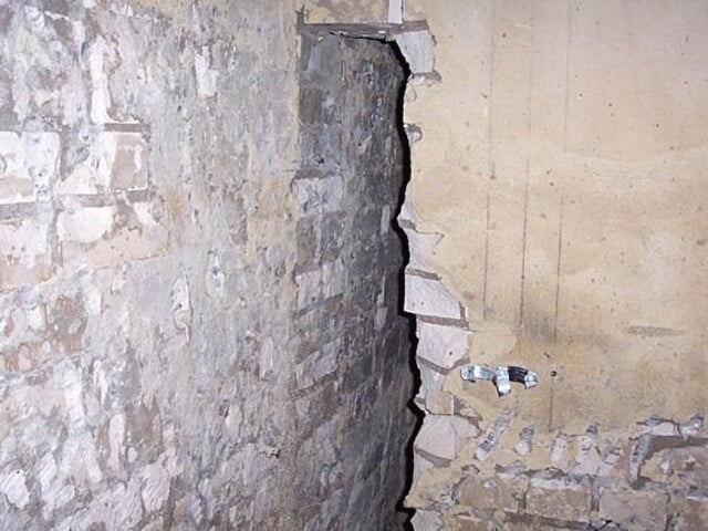 Preparation of groove parts of internal masonry basements | Saint ...