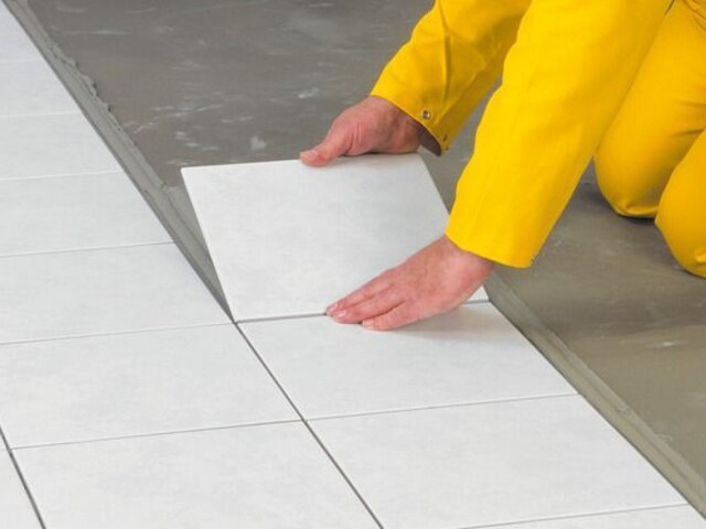 Risse in Estrich- und Betonuntergründen kraftschlüssig verschließen | Saint-Gobain Weber