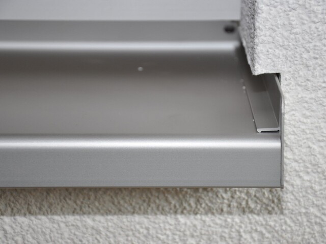 Installation of window sills with weber.therm SOL-PAD | Saint-Gobain Weber